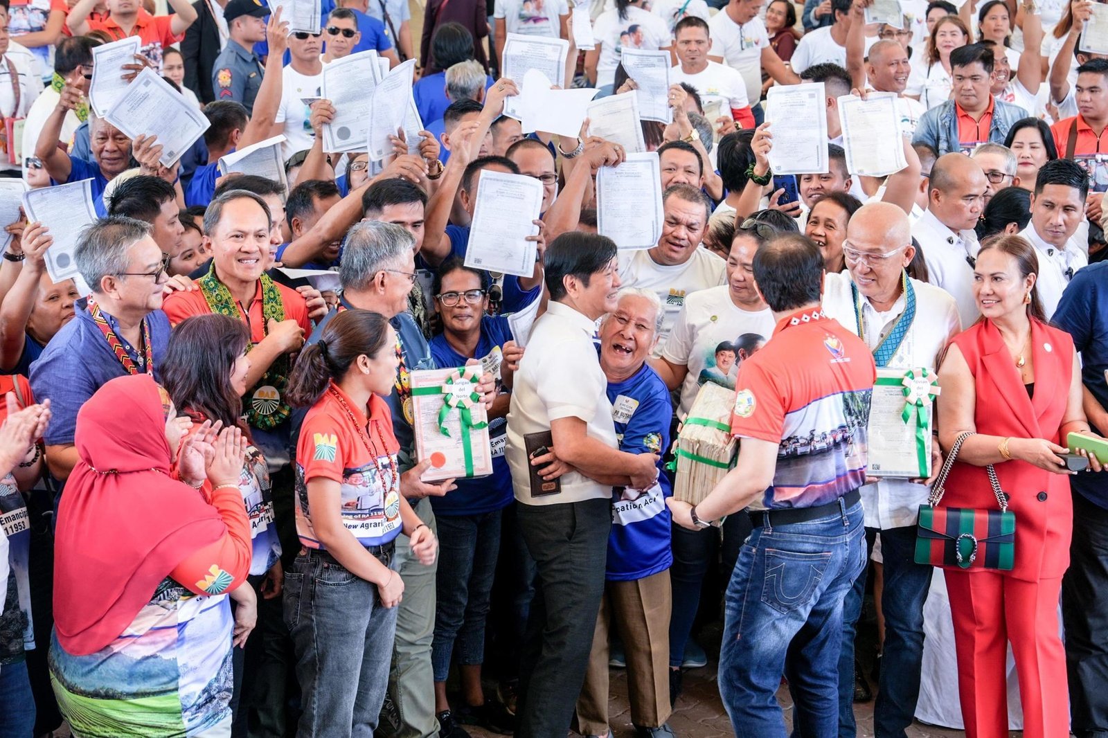 Marcos vows to permanent solution to agrarian reform program problem